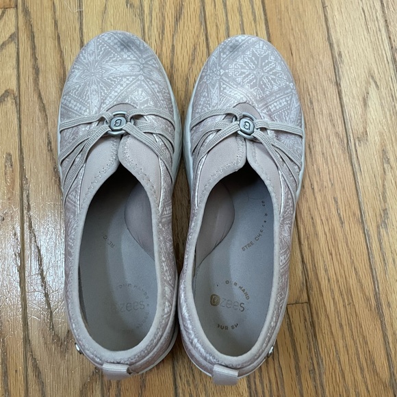 Bzees | Shoes | Bzees 85 M Tan Pink Lace Boho Print Niche Slip On Shoes ...